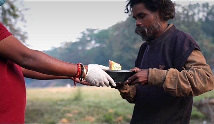 FOR HELPING ROADSIDE BEGGARS AND SENIOR CITIZENS WITH BLANKETS AND FOOD ...